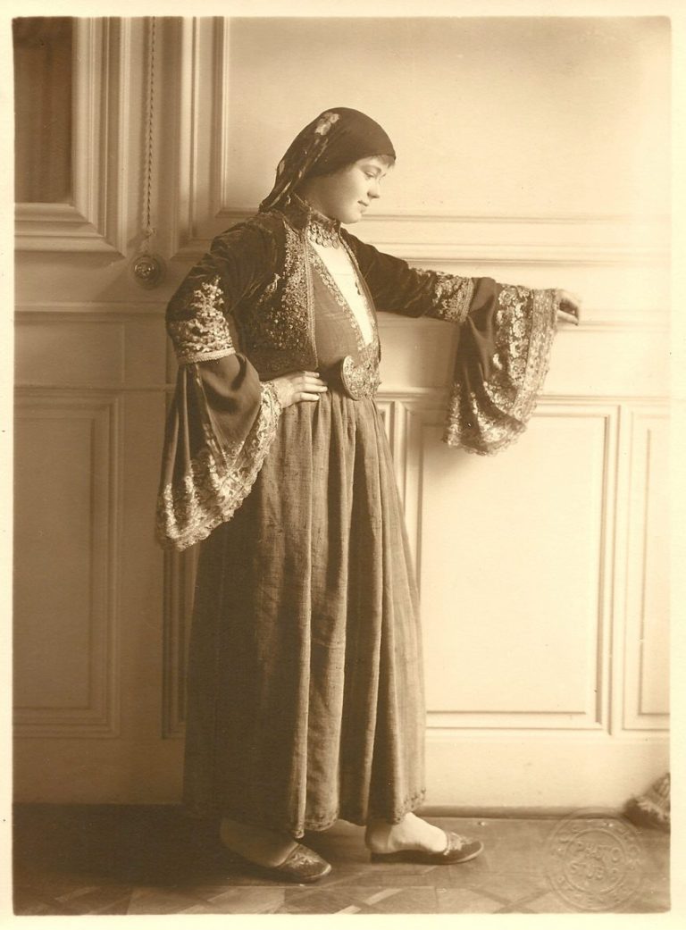 Dollies and Doilies: Priscilla Capps Hill and the Refugee Crisis in ...